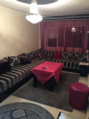 Apartamento | Sala de estar | TV de tela plana 32 polegadas com canais via satélite, TV