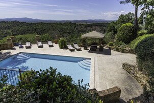 Piscina externa sazonal, funciona das 8h às 20h, espreguiçadeiras