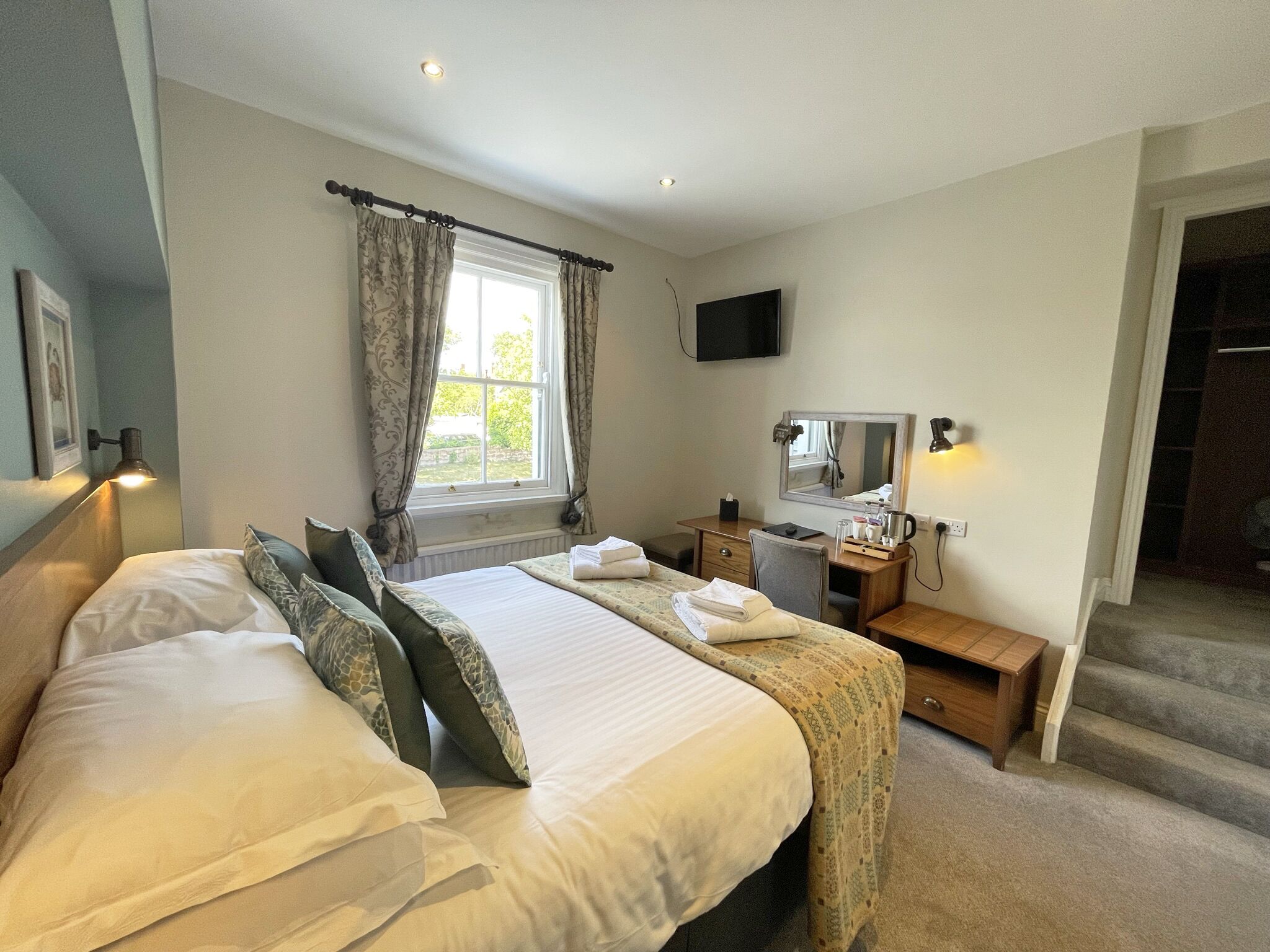 Quarto Duplo Standard | Secretária, Wi-fi grátis, roupa de cama fornecida 