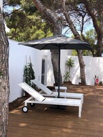 Piscina externa sazonal, funciona das 10h às 18h, guarda-sóis