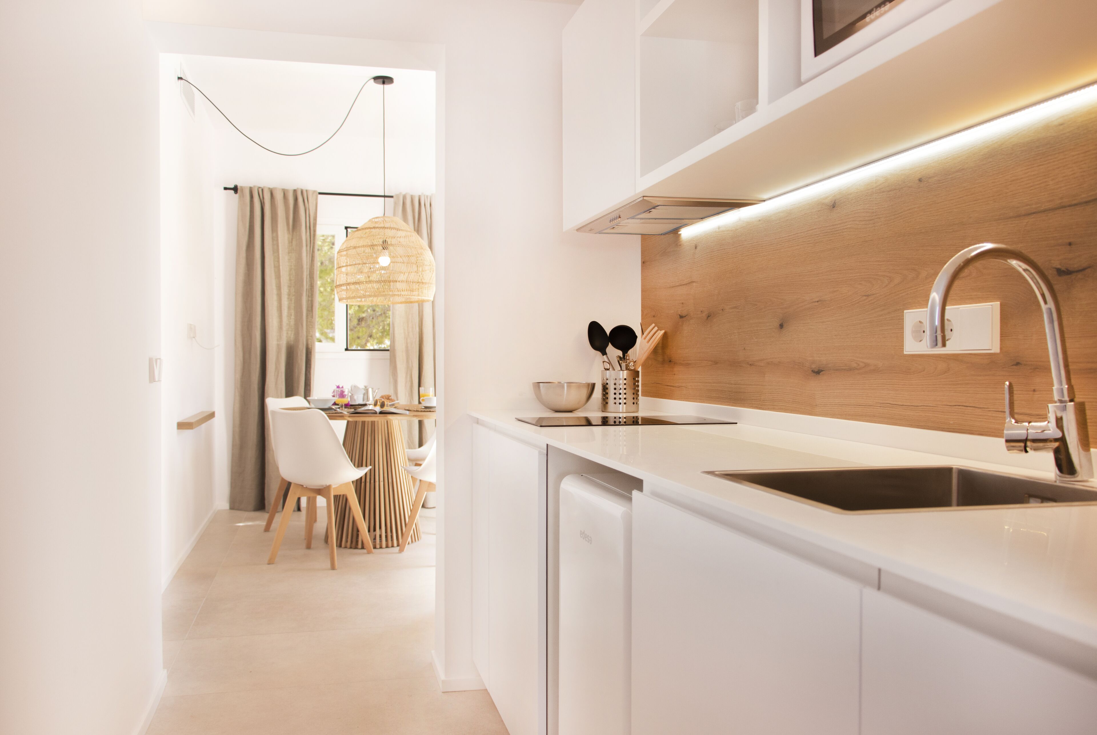 Apartamento Superior, 2 quartos | Cozinha privada | Um frigorífico/congelador grande, um micro-ondas, uma placa de cozinha 