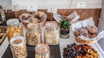 Pequeno-almoço tipo buffet diário (10 EUR por pessoa)