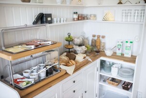 Café da manhã completo grátis todos os dias