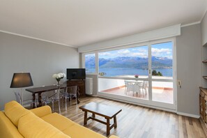 Apartamento, 1 quarto | Área de estar | TV de tela plana