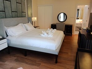 Roupa de alta qualidade, minibar, cofre no quarto, secretária 