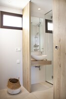 Um polibã, um secador de cabelo, toalhas fornecidas, sabão 