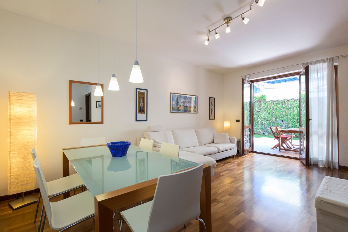 Apartamento, 1 quarto | Sala de estar | Televisor 