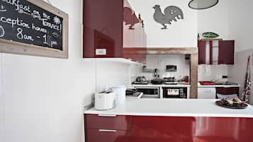Um frigorífico, um micro-ondas, um forno, uma placa de cozinha