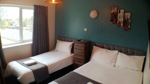 Cofre no quarto, secretária, ferro/tábua de engomar, Wi-fi grátis 