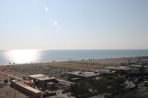 Praia particular nas proximidades, espreguiçadeiras, guarda-sóis 