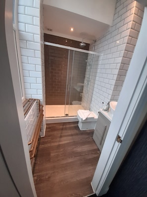 Suite Panorâmica, 1 cama queen-size, não fumadores | Casa de banho | Um polibã, um secador de cabelo, toalhas fornecidas