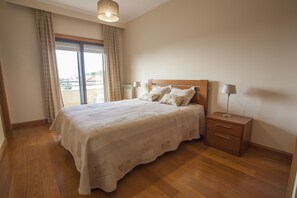 Apartamento clássico, 2 quartos, sacada | 2 quartos, ferros/tábuas de passar roupa, berços (sobretaxa)