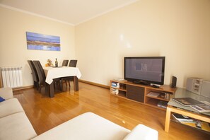 Apartamento clássico, 2 quartos, sacada | Área de estar | TV de tela plana