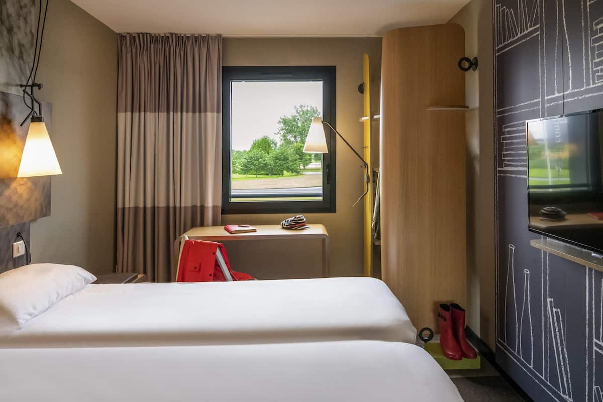 Quarto Twin Standard, 2 camas individuais | Cofre no quarto, secretária, cortinas/cortinados opacos