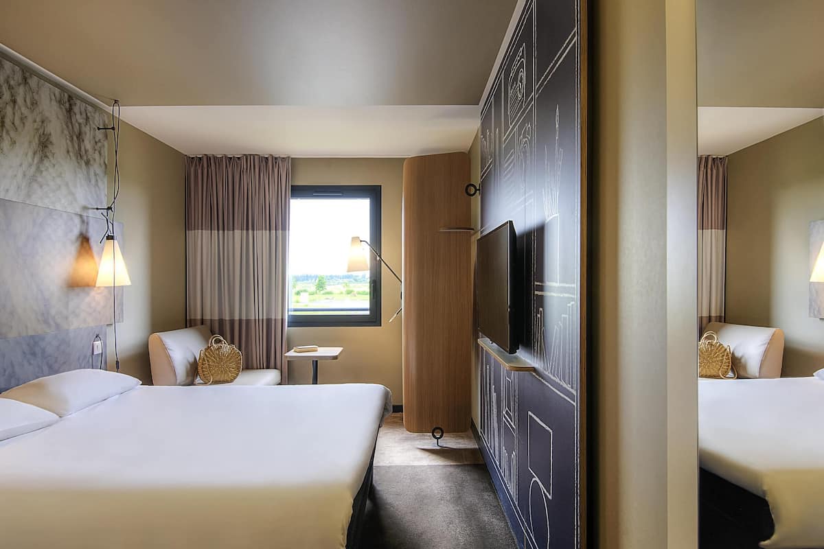 Quarto Duplo, várias camas | Cofre no quarto, secretária, cortinas/cortinados opacos