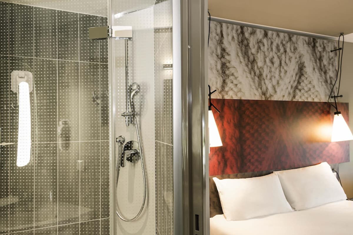 Quarto Standard, 1 cama de casal | Cofre no quarto, secretária, cortinas/cortinados opacos