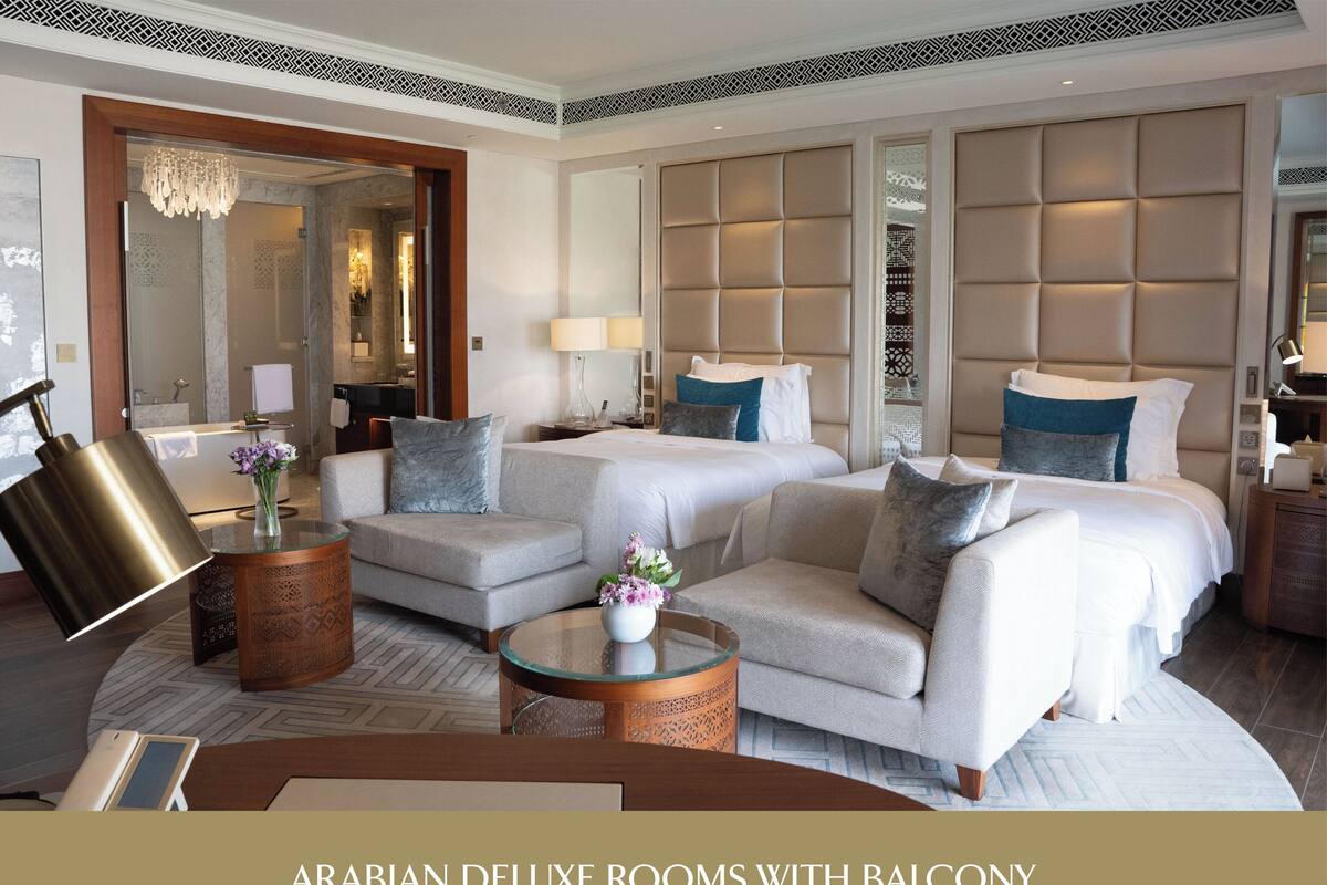 Quarto Twin Básico | Roupa de alta qualidade, minibar, cofre no quarto, secretária 