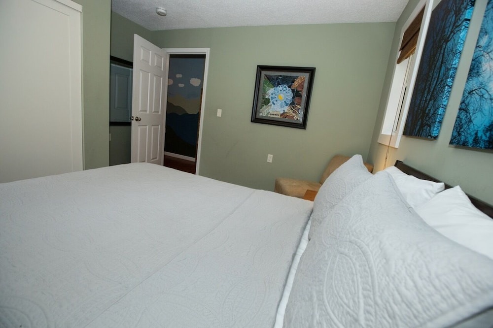 Serenity Cottage❤️hot Tub Parkway Retreat W/ Kitchen & Patio Garden - Asheville, NC