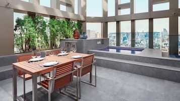 Penthouse, 1 cama king-size, Vista para a cidade | Roupa de alta qualidade, cofre no quarto, secretária