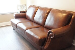 Cabana standard, 1 cama King | Área de estar | Livros