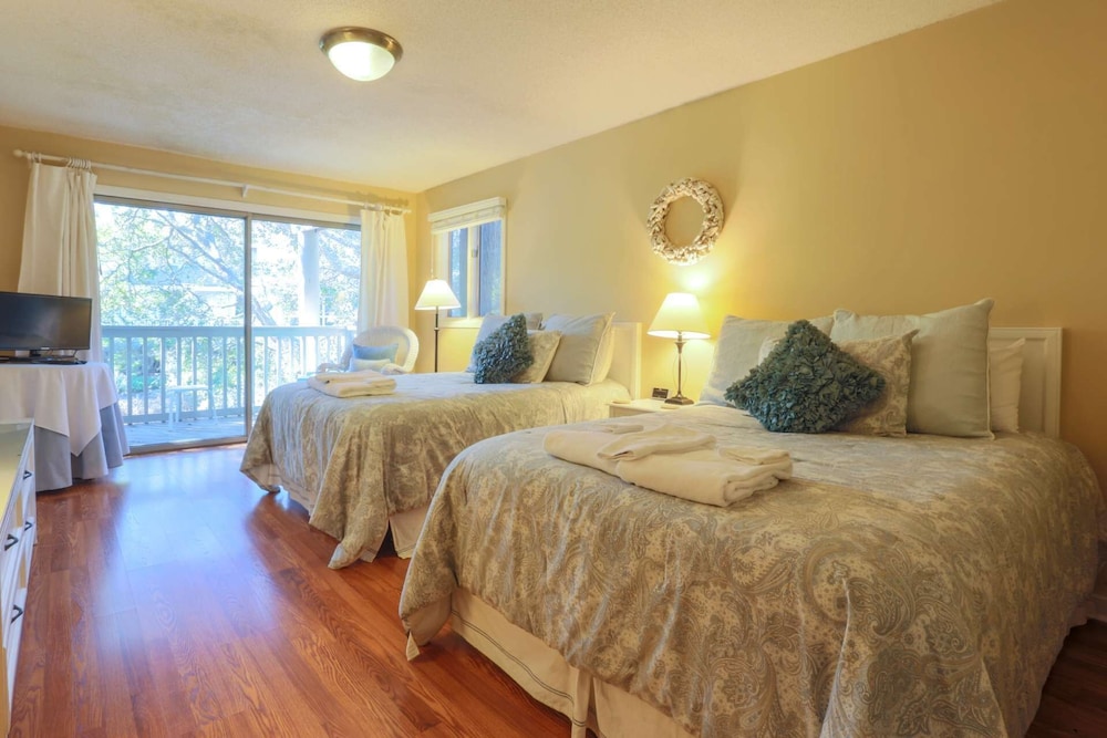 Lagoon Views, Private Balconies, Wildlife, En Suite Bathrooms, Pool & 2 Master Beds. 5 Min To Beach - Isle of Palms, SC