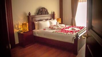 Roupas de cama premium, frigobar, cofres nos quartos