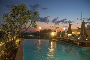 Piscina externa, funciona das 10h às 21h, guarda-sóis, espreguiçadeiras