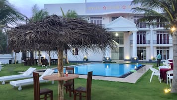 Piscina exterior, espreguiçadeiras