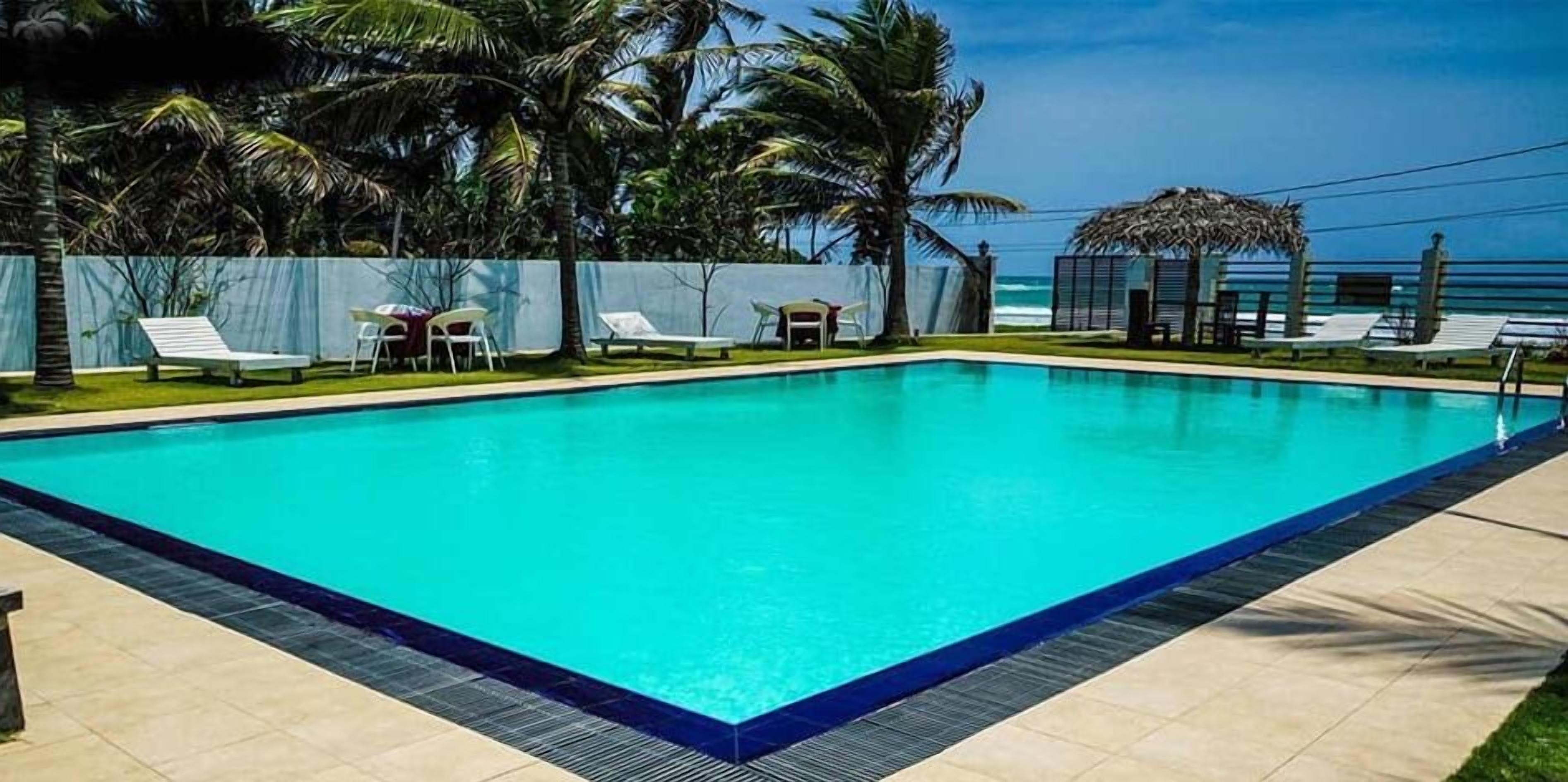 Piscina externa, espreguiçadeiras