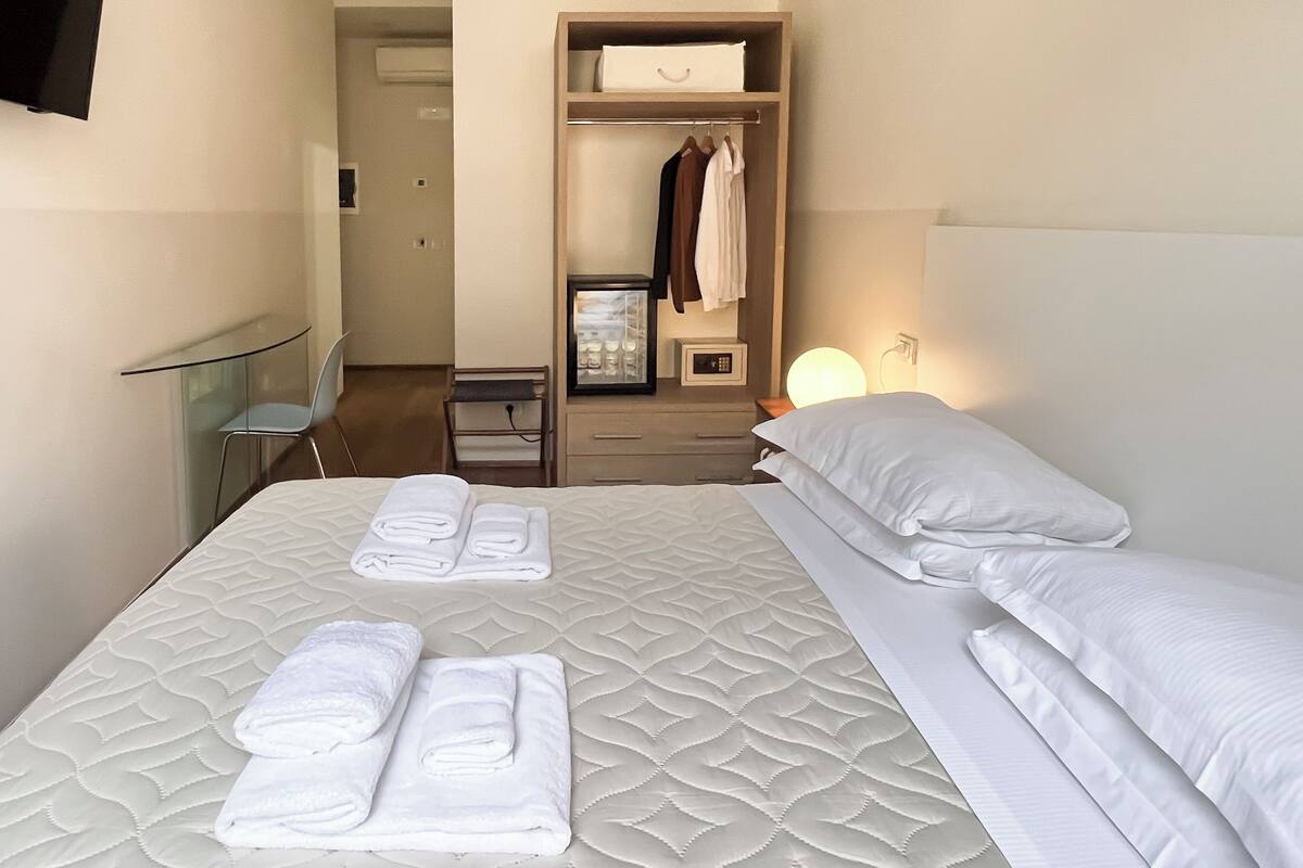 Quarto Duplo Económico | Roupa de alta qualidade, cofre no quarto, Wi-fi grátis 