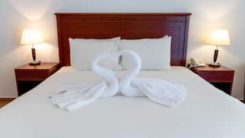 Quarto Duplo Deluxe, 1 quarto, vista para a piscina | Ferro/tábua de engomar, Wi-fi grátis, roupa de cama fornecida