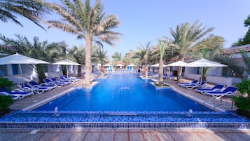 Piscina externa, funciona das 9h às 20h, guarda-sóis, espreguiçadeiras