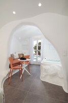 Gaia Naxia Cave suite with indoor mini pool tub | Área de estar | Smart TV 32 polegadas com canais a cabo, livros, impressoras