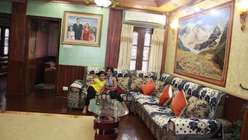 Área de estar no saguão