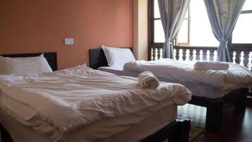Quarto Twin Standard, 2 camas individuais | Roupa de alta qualidade, Wi-fi grátis, roupa de cama fornecida