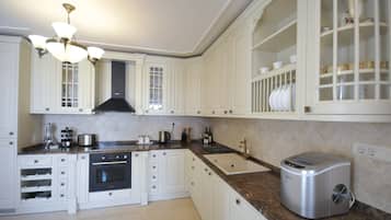 Villa, piscina privativa (Check-in 2 PM) | Cozinha privada | Um frigorífico, um micro-ondas, uma chaleira elétrica, uma torradeira