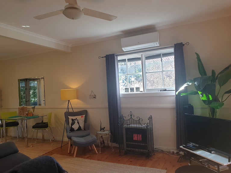 Cat On The Hat Cottage ~Meow Meow~\n5 Stars Property\npurrrfect\n\n - Blue Mountains