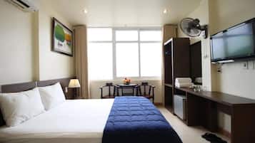Quarto casal luxo | Escrivaninha, espaço de trabalho para notebook, Wi-Fi de cortesia
