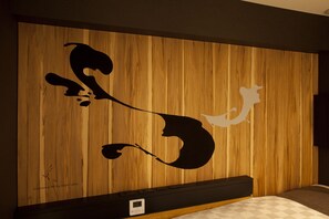 Cofres nos quartos, escrivaninha, quartos à prova de som