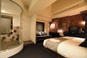 Quarto triplo | Cofres nos quartos, escrivaninha, quartos à prova de som