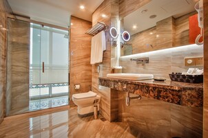 Superior Twin with Terrace | Casa de banho | Um polibã, um chuveiro fixo, artigos de higiene pessoal grátis 