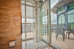 Suite with Double Terrace | Vista para a cidade
