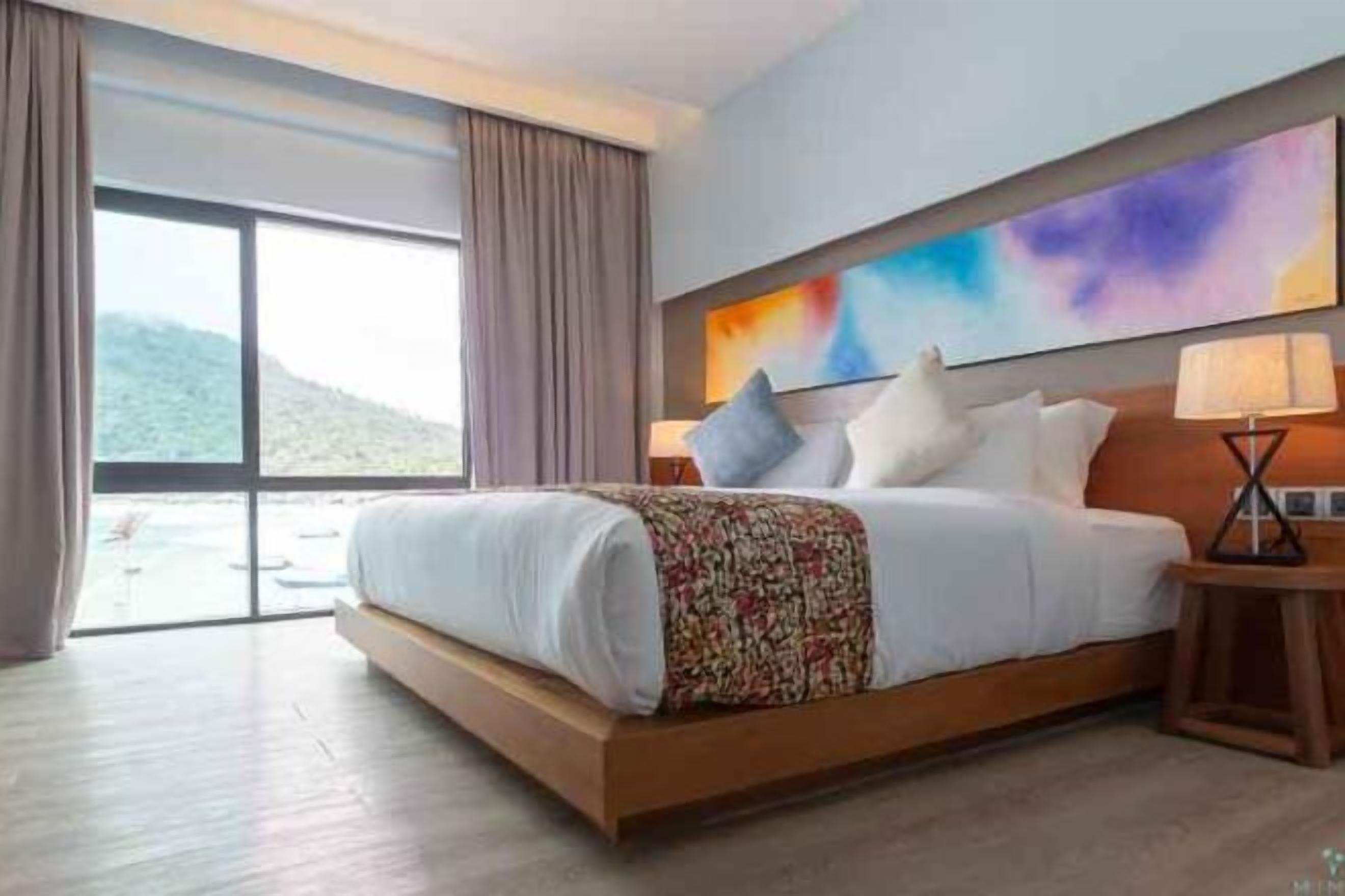 Minibar, cofre com capacidade para portátil, secretária 