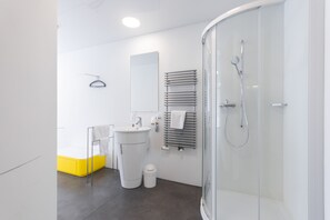 Quarto Individual Empresarial, 1 cama individual | Secretária, Wi-fi grátis, roupa de cama fornecida 