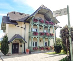 Um edifício com uma placa que diz 