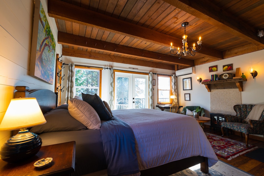 The Tuck Away Suite In Historic Peachland - Peachland