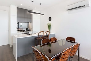 Apartamento luxo, 2 quartos | Opções para refeição no quarto