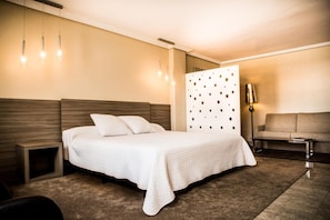 Minibar, cofre no quarto, Wi-fi grátis, roupa de cama fornecida 