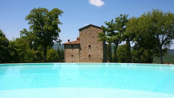 Piscina exterior sazonal, guarda-sóis, espreguiçadeiras