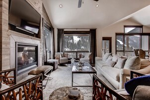 Casa de Férias Premier, várias camas (River Run, 4 Bed 3.5 Bath) | Sala de estar | TV de ecrã plano, lareira 